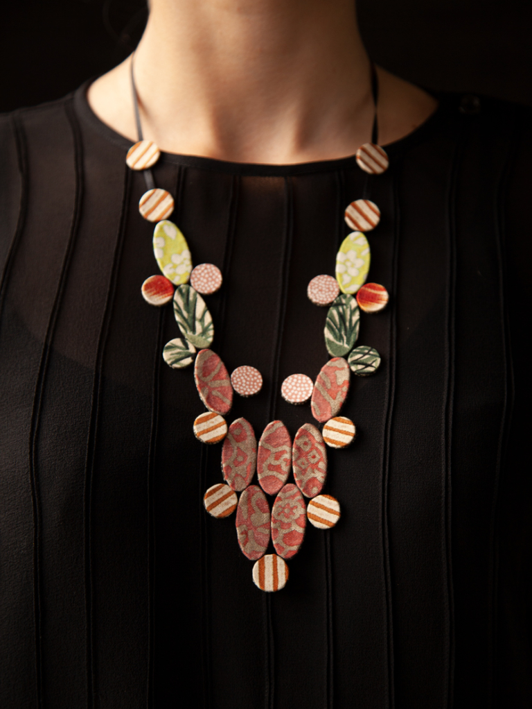 Création bijoux textiles à Genève. Valérie Hangel, Galerie H