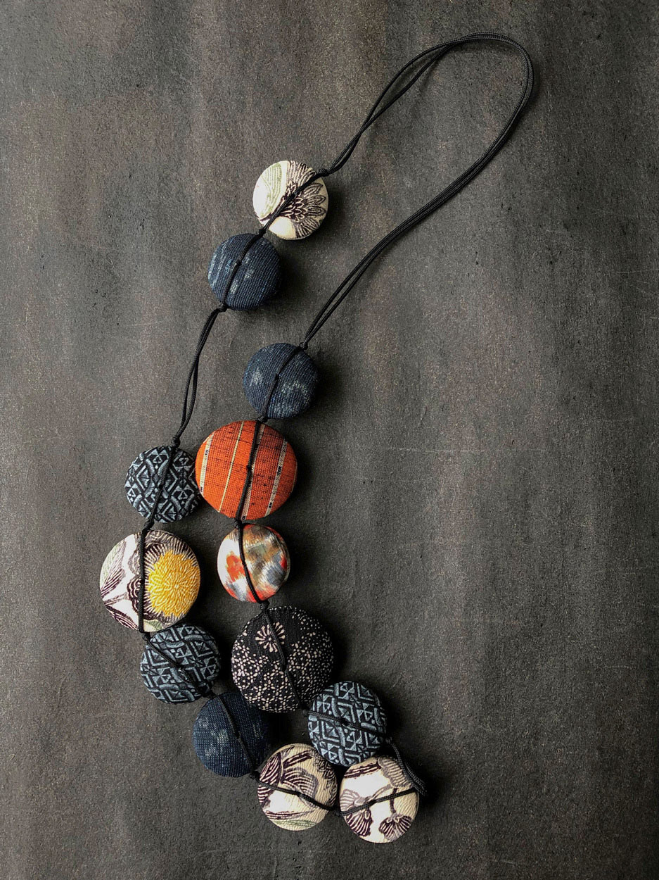 Création bijoux textiles à Genève. Valérie Hangel, Galerie H