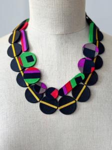 Création bijoux textiles à Genève. Valérie Hangel, Galerie H